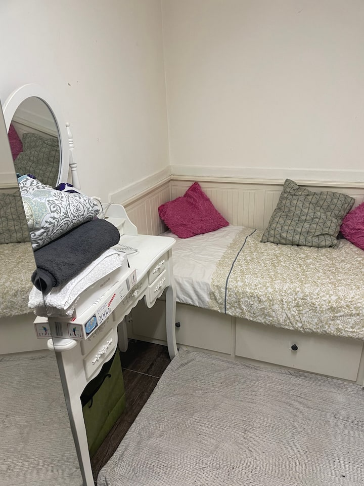 Chambre Simple Privee En Interieur Cour - Aubervilliers