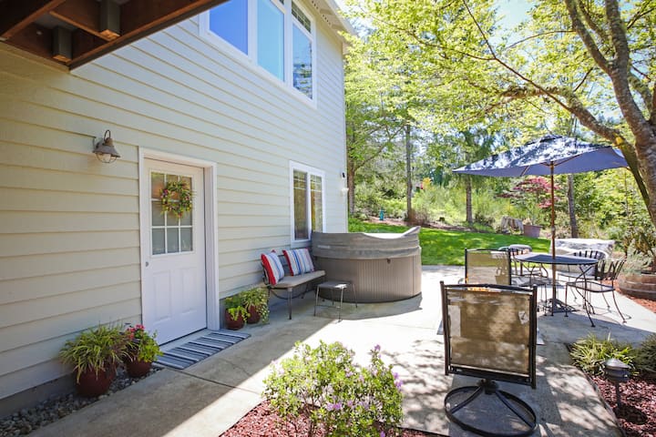 Hideaway In The Woods Apt. W/ Hot Tub! - Silverdale, WA