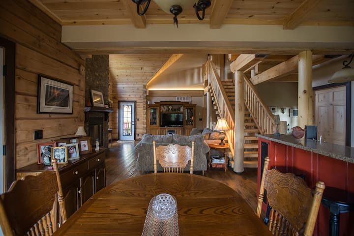 Rooms Plus Loft In Log Home With Lake View For 4 - Ontario