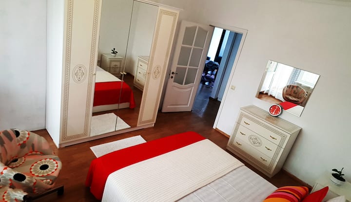 Комфортная квартира в центре Алматы , вид на горы - Kazakhstan