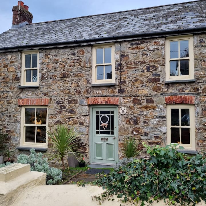 An Artist's Cottage + Bespoke Art Gallery - Fishguard