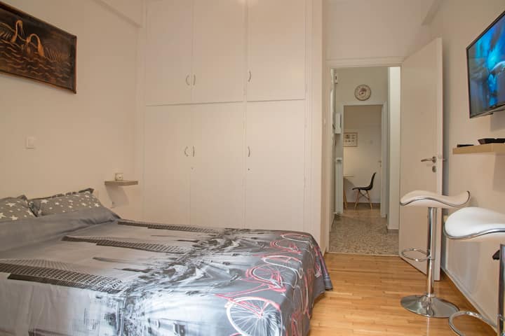 Small Cosy Apartment For 2,in A Beautiful Square - Athens