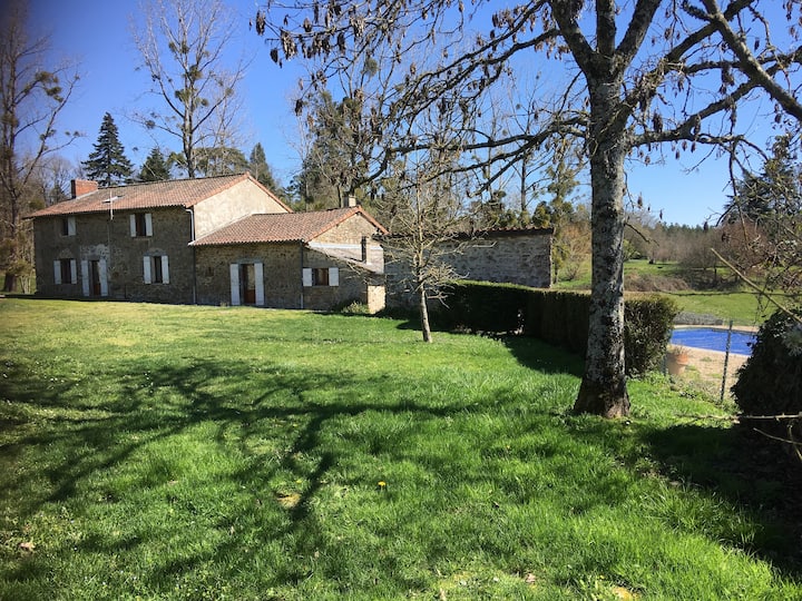 A Louer Ferme 16ème Siècle- 14 Couchages - Piscine - Bellac