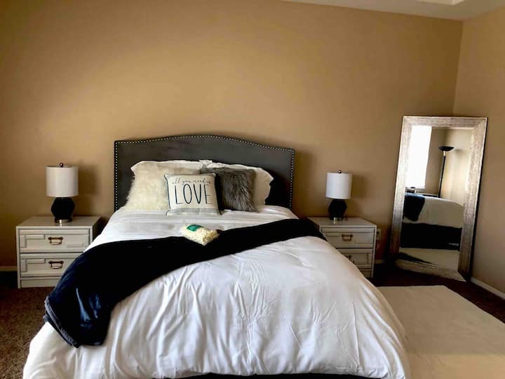 Luxury Living At Its Finest . Near Shopping & Frwy - Victorville, CA