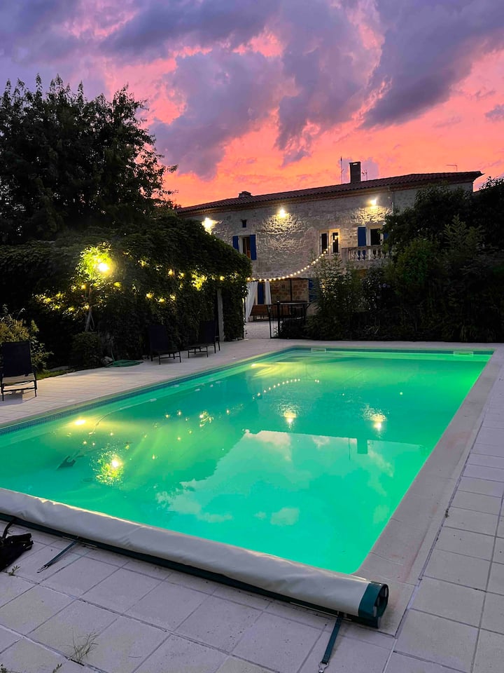 Propriété De Caractère Avec Grande Piscine - France