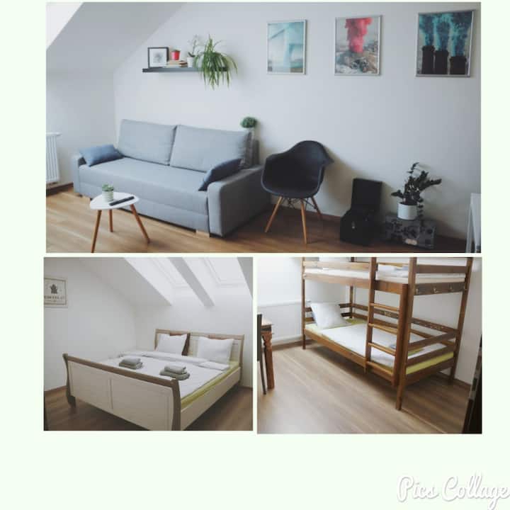 Urban, 2 Bedroom, Six Min Tram Charlse Bridge - Praga