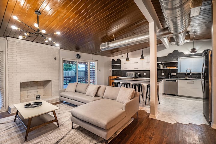 Convenience Is Key.  Now With A Deck! - Dallas, TX