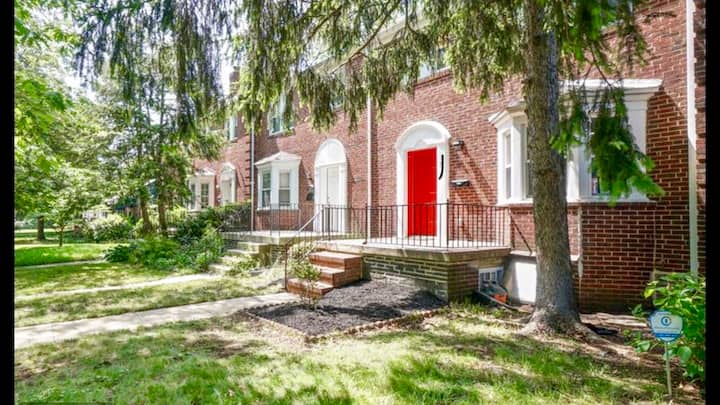 Spacious Townhome For Long Term Guest - Baltimore, MD