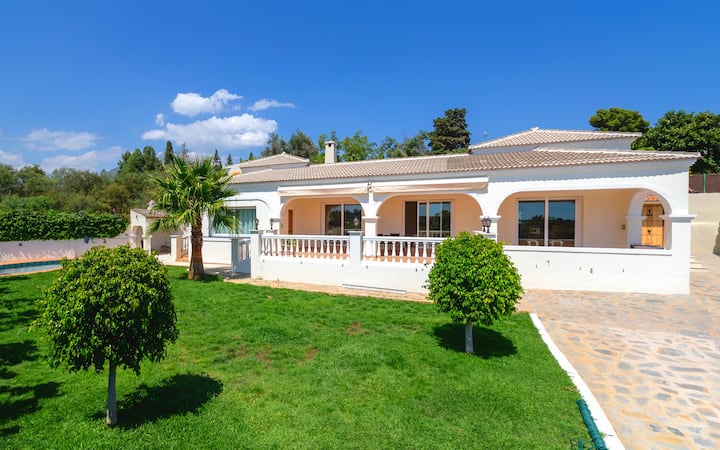 Stylish Marbella Villa With Own Pool And Garden - Puerto Banús