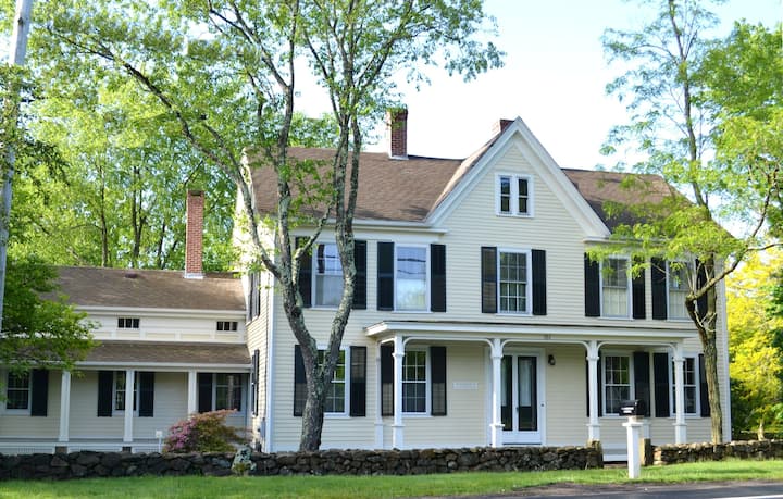Historic Mooresfield Inn: Two-bedroom Suite - Narragansett, RI