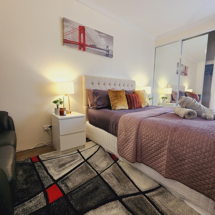 Brand New Luxurious Home Withlarge Onsuite Bedroom - Cottesloe
