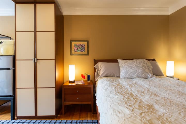 Private Suite: Patio And Jacuzzi Bath - Santa Monica, CA
