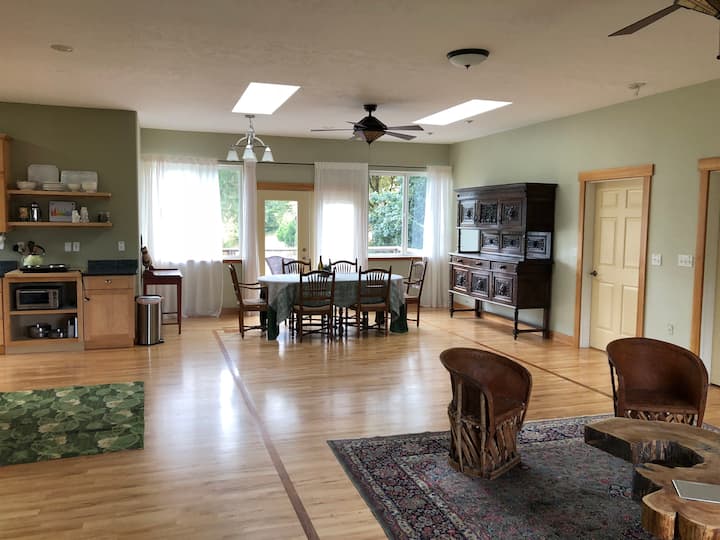 Renovated Barn, Minutes From Town! - Corvallis, OR
