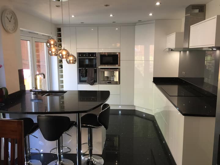 Luxury North Cardiff Detached House - Cardiff