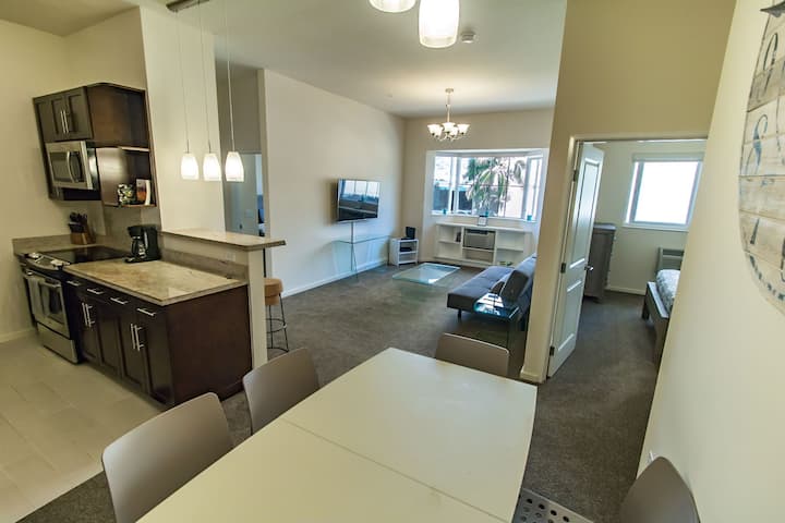 2 Bed/ 2 Bath In Beautiful Cove Waikiki - Honolulu