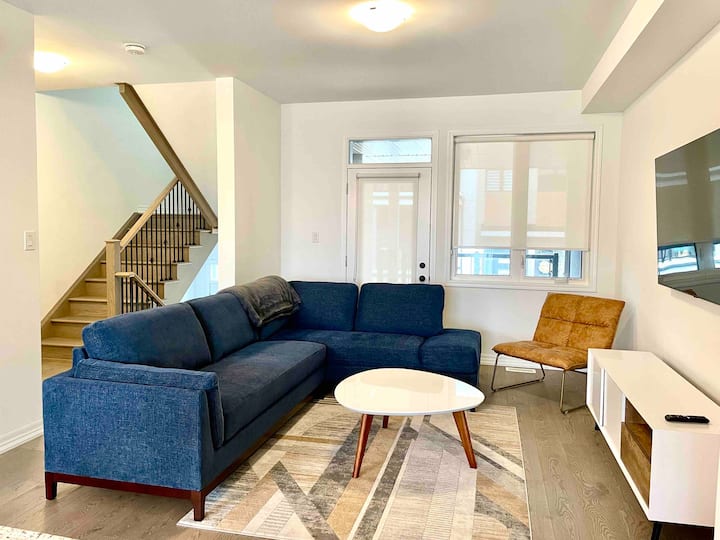 Modern 4br Townhouse In Oakville W/ Patio - Oakville