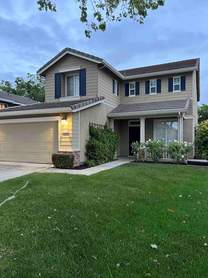 Beautiful Backyard Lux Tracy Resort Living Villa - Tracy, CA