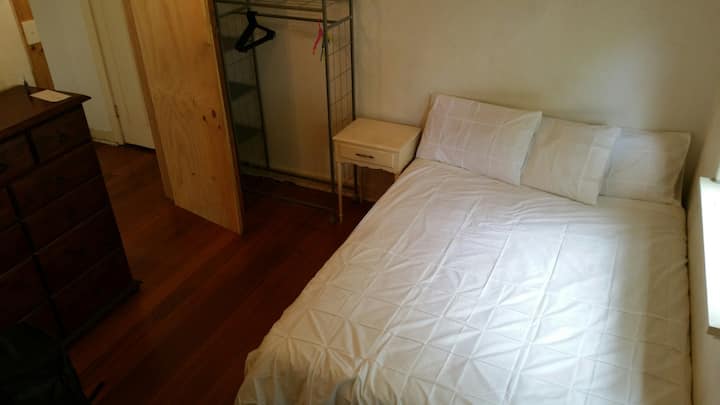 Bedroom In Shared Apt. For One - St Kilda