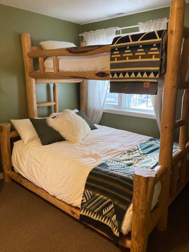 Heart Of Canmore 2 Bdrm Condo, Recently Updated! - Canmore