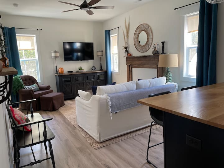 Guest House On The Cary Downtown Park! - Cary, NC