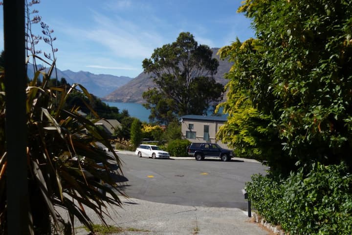 Cosy Flat, Lake View, Short Drive To Town. - Queenstown