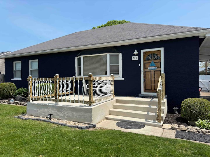 Charming Lake View House - Port Clinton, OH