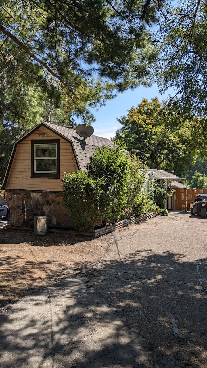 Quite, Safe, Cute Private 
North Cottage - Lakewood, CO