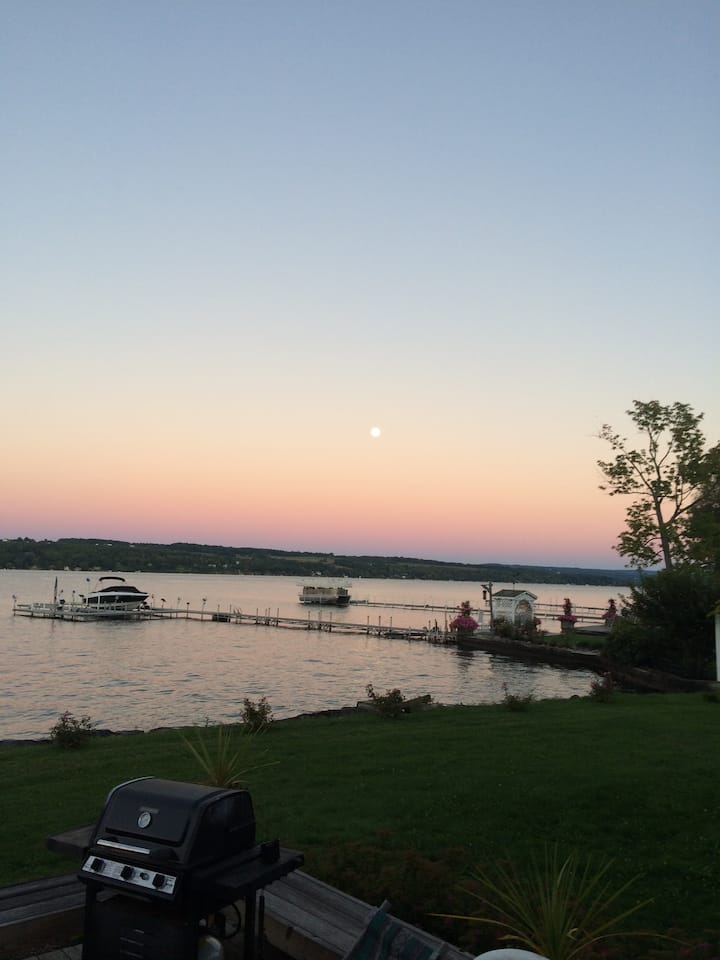 Skan Lakeside Beautiful Home, 3 Miles To Village! - Skaneateles, NY