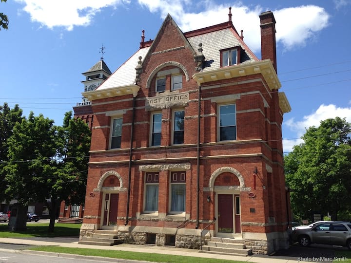 Charming Historic Two Bedroom Apartment - Gananoque