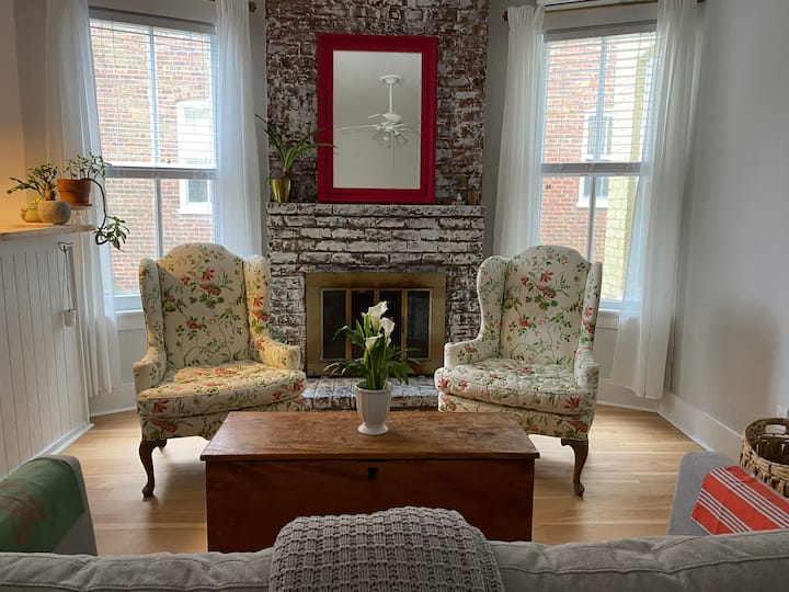 Bright Eclectic 1 Bed Apt W/parking In The Fan - Richmond, VA