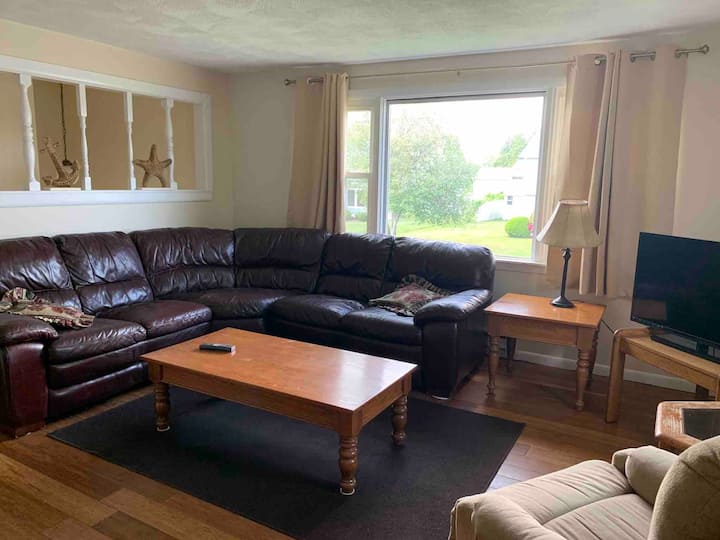 Reduced Price! 6 Bed 2 Bath Home W/central Air - Narragansett, RI