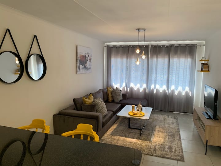 Double 8, Buccleuch - Central 2 Bedroom Apartment - Sandton