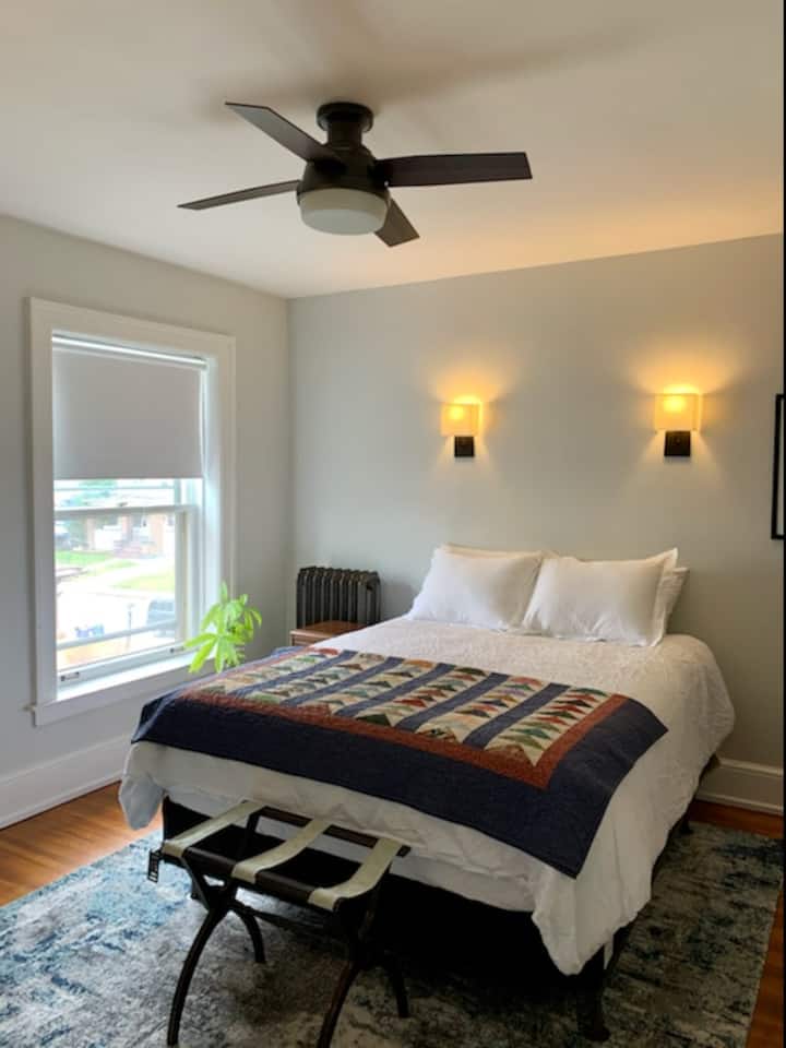 Yellow & Black-crowned Night Suite, 2 Rooms & Bath - Niagara Falls