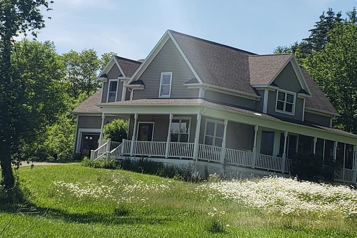 1/2 Country House - 3 Bedrooms - Bloomfield, NY