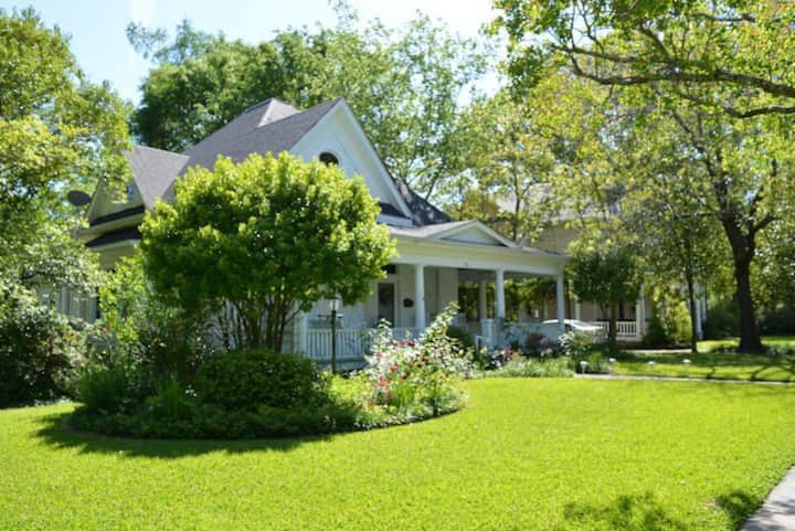 A Queen Anne Style Victorian Home In Historic Area - Jackson