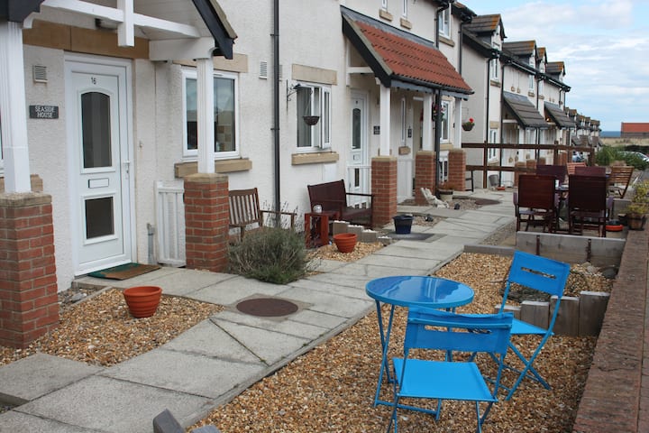 Seaside House Is Well Located To Visit Seahouses - Seahouses