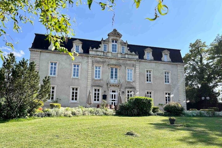 Château De Nantilly - Gray
