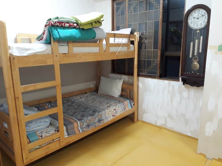 3 Person At 4beds Dorm Room With Common Bathroom - Gyeongju-si