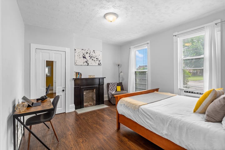 Cozy Bedroom In Prime Location - Cleveland, OH
