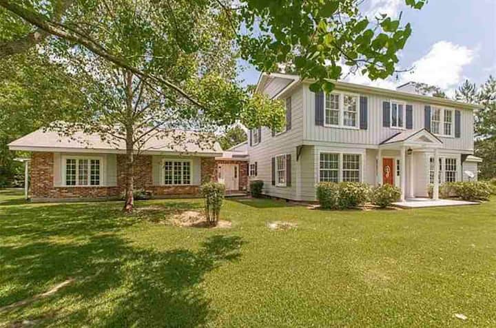 Spacious One Bedroom Apartment - Louisiane