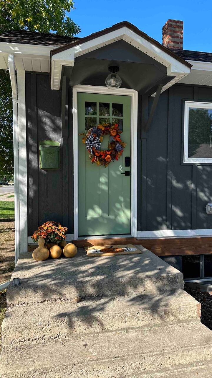 Gorgeous Cottage On Main Street Sturgis - Sturgis, SD