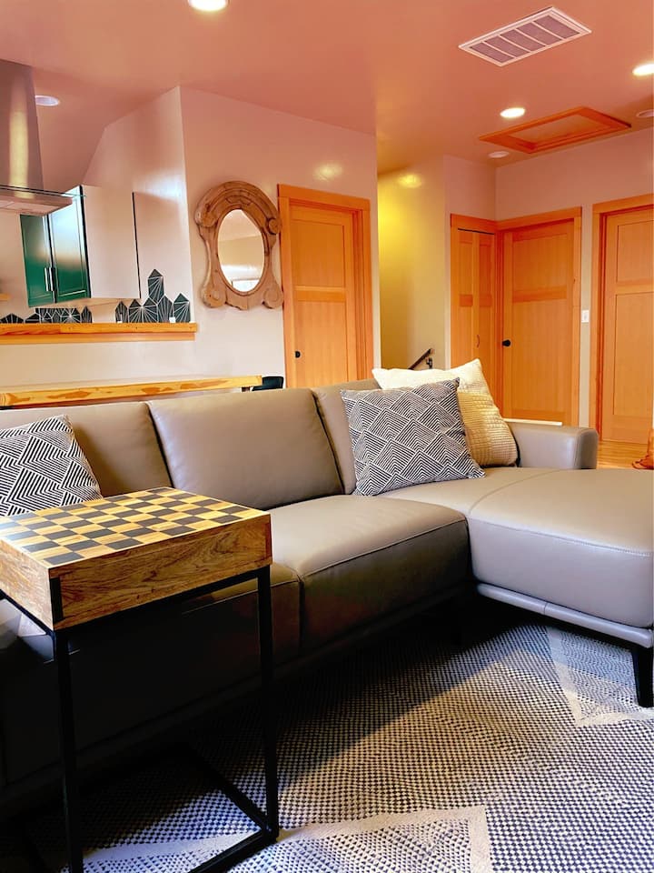 Eagles Nest, Downtown Arcata Apartment - Blue Lake, CA