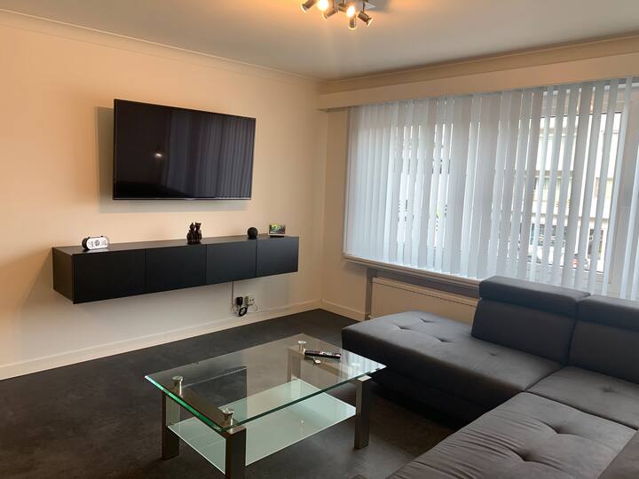 Black And White Art Apartment With Private Parking - Ostende