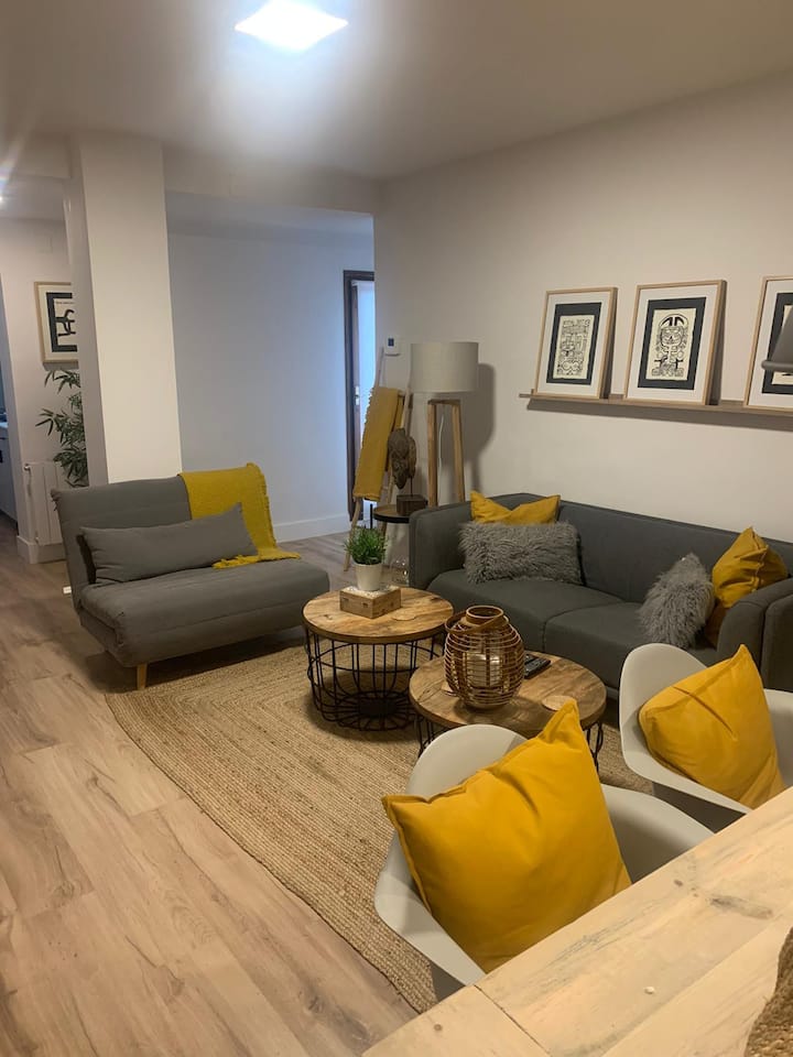Apartamento De 2 Habitaciones En El Centro De Jaca - Jaca