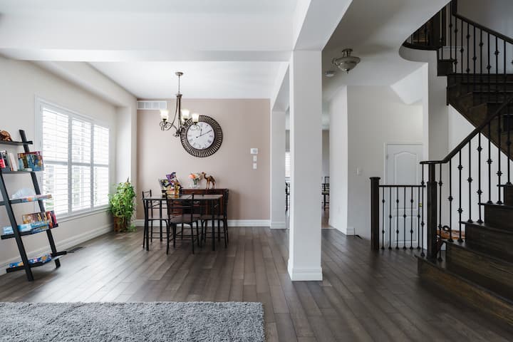 Entire Home - Spacious 4 Bedroom Near Deer Creek - Ajax