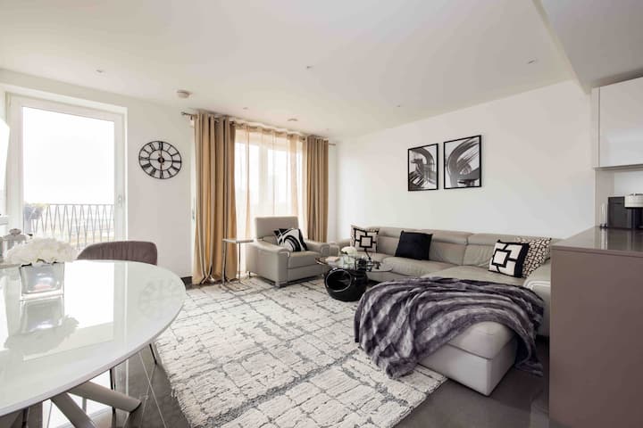 Modern Flat With Balcony Gym & Shard View - London