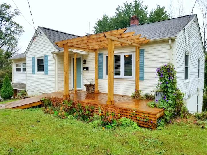Cozy Ardmore Cottage Main Level - Winston-Salem, NC