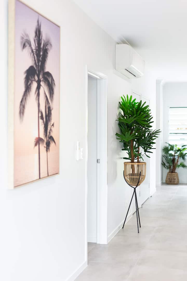 Hamptons Spa Villa Edge Hill Cairns Sleeps 9 - Cairns