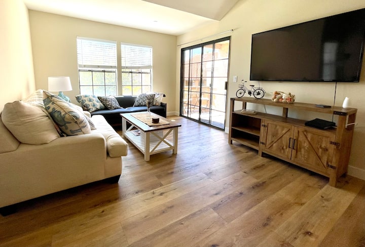 Poolside Oasis: 2-bedroom Top End Unit Condo - San Clemente, CA