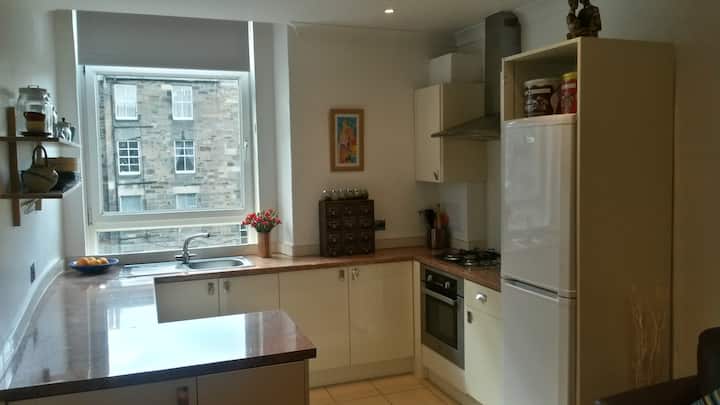 Lovely Bright Flat, Very Close To City Centre - 